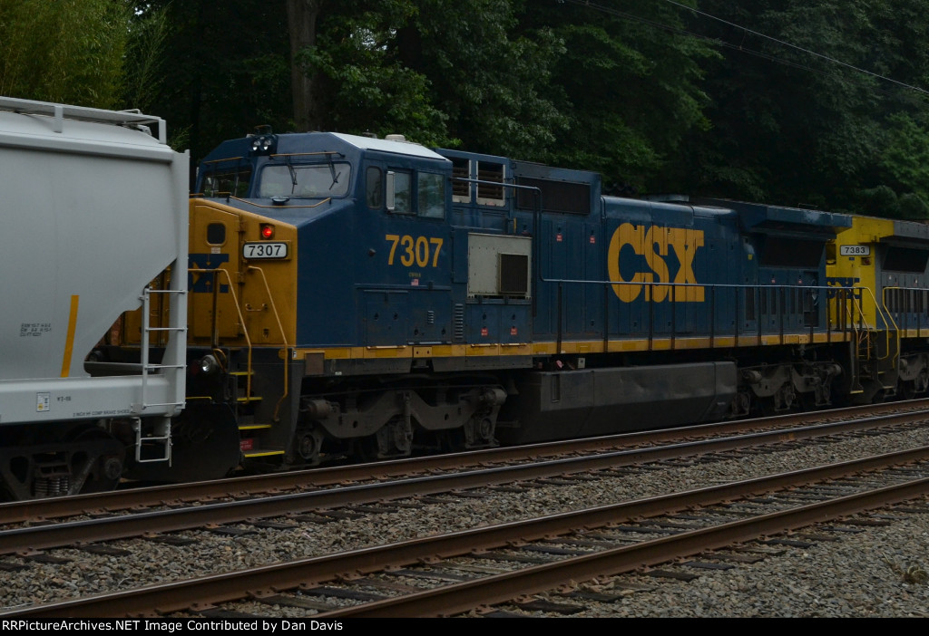 CSX C40-8W 7307 trails on Q417-17